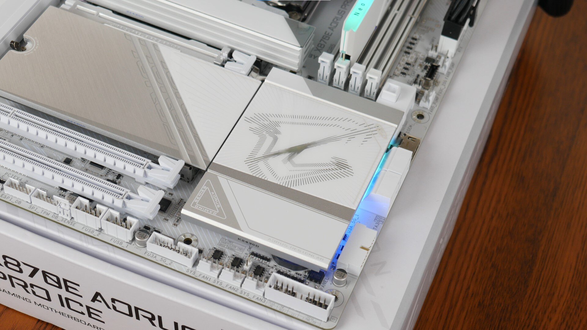 Unboxing & Overview: Gigabyte X870E AORUS PRO ICE AM5 Motherboard